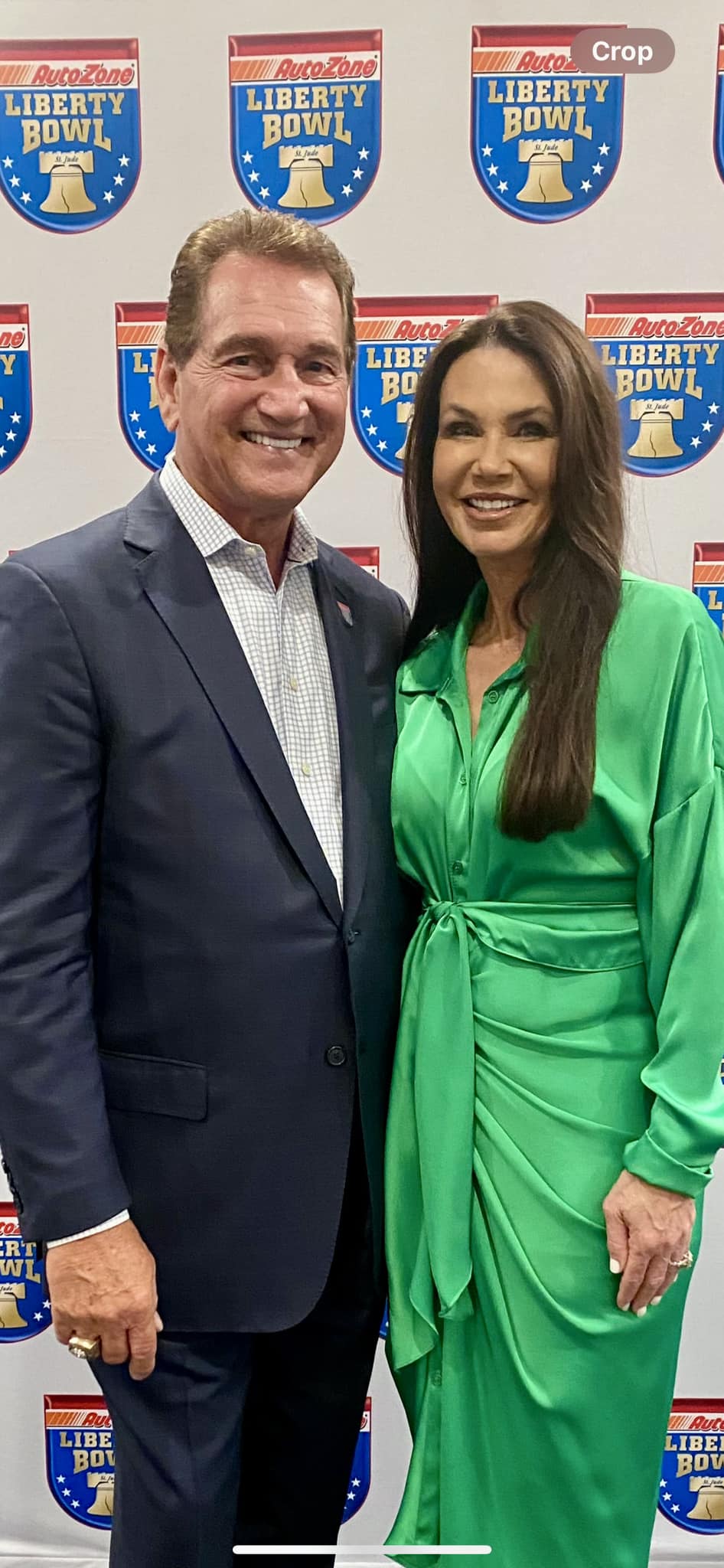 "Robin Theismann: Biography, Age, Husband for 28 years Joe Theismann ...