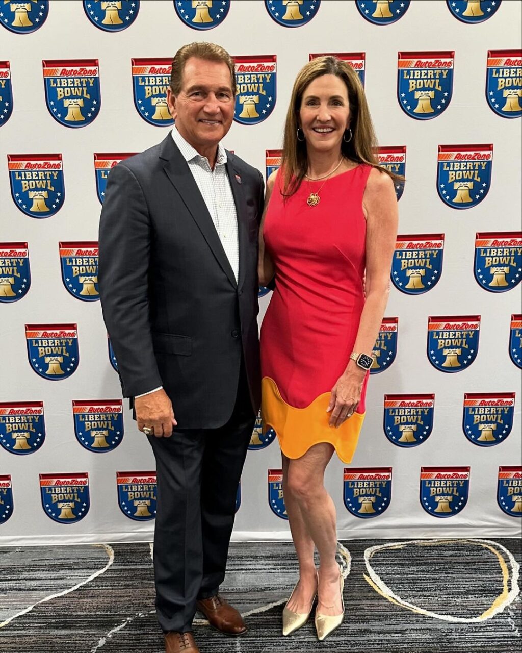 "Robin Theismann: Biography, Age, Husband for 28 years Joe Theismann ...